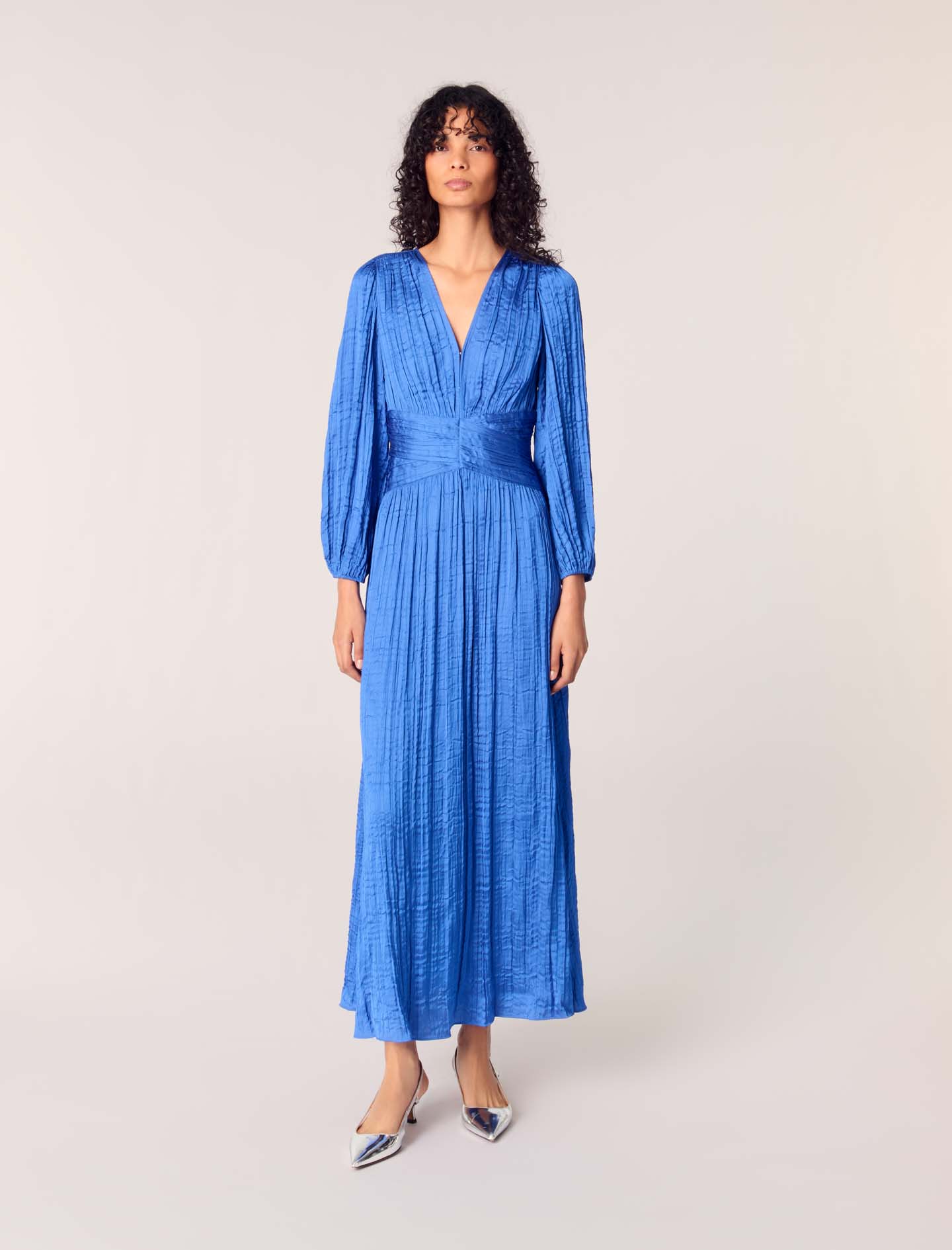 Robe longue satinée plissée bleu pour femme | Maje